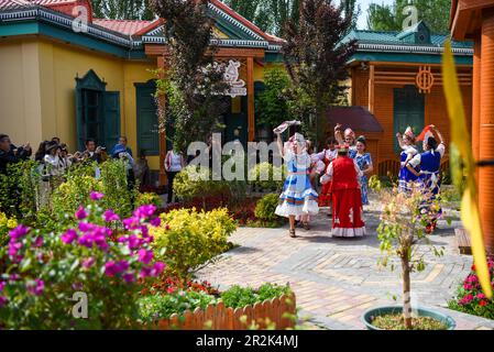 (230520) -- ILI, May 20, 2023 (Xinhua) -- A tourist takes photos of a ...