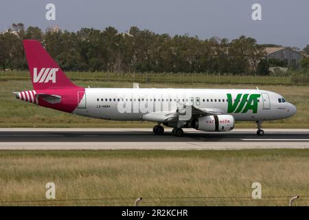 VIA - Air VIA Bulgarian Airways Airbus A320-232 (REG: LZ-MDM) landing ...