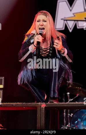 Linnea Vikström von Thundermother live bei einem Konzert der Dirty ...