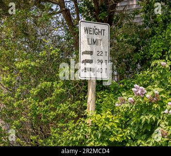 Weight limit road sign on London Bridge in Lake Havasu City, western ...