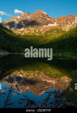 The Maroon Bells beautifully reflected in the clear waters of Maroon ...