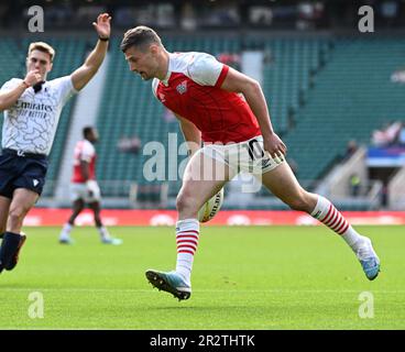 Robbie Fergusson of Great Britain scores a try during the HSBC Sydney ...