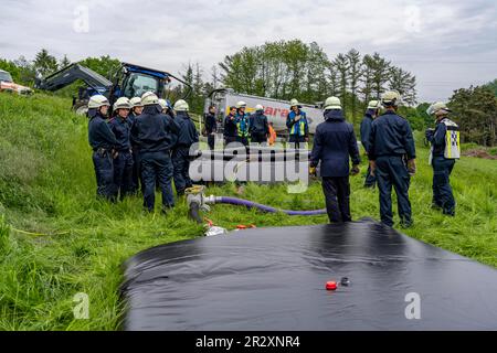 Forest fire fighting exercise of the Essen fire brigade, water supply ...