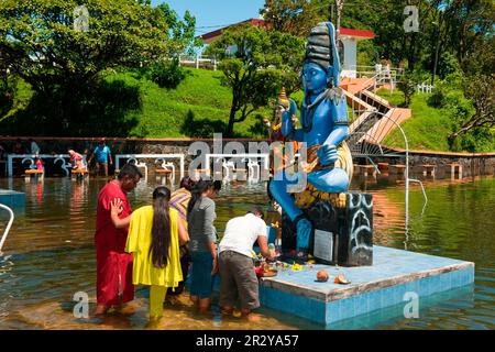 Pilgrims, Indian Ocean, paying homage to Shiva, Sacred Hindu Lake of ...