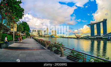 Walk way along One Fullerton and riverside at Marina Bay, Singapore ...