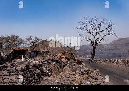 Community of coal workers live with the effects of fires in Jharia ...