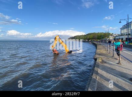 The mechanical digger which ended up submerged at high water in Mumbles ...