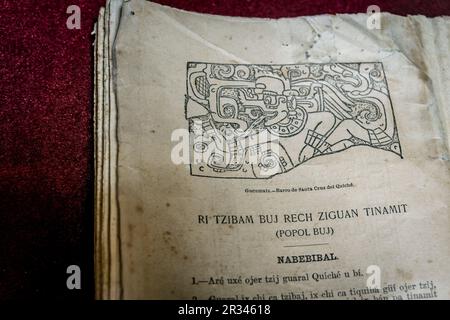 libro sagrado Popol Vuh, museo de la plaza central, Chichicastenango ...