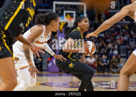 Los Angeles Sparks guard Zia Cooke (1) guards Phoenix Mercury guard ...