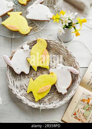 Vase and frosted Easter biscuits Stock Photo - Alamy