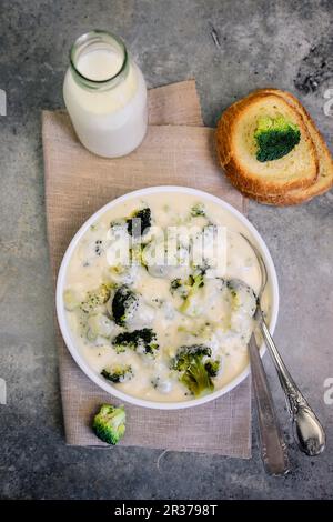 Broccoli in bechamel sauce Stock Photo - Alamy