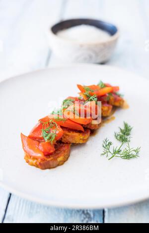 Stewed peppers and tomatoes with garlic on sliced bread Stock Photo - Alamy