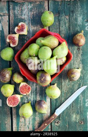Figs on wooden timber Stock Photo - Alamy