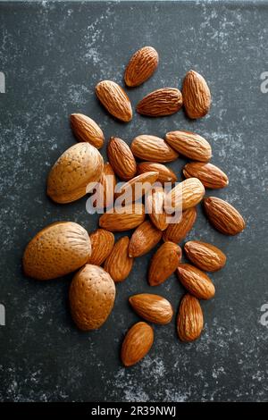 Almonds, unshelled and shelled Stock Photo - Alamy