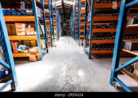 Interior of empty industrial parts distribution warehouse shelves Stock ...