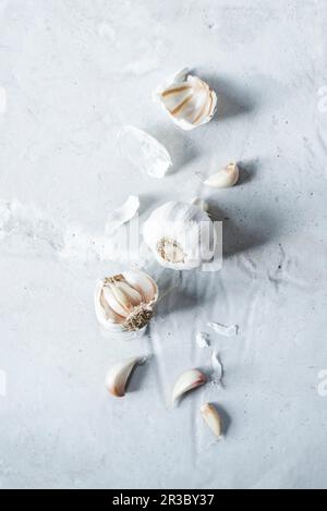 Whole and broken Garlic bulbs Stock Photo - Alamy