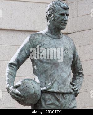 Statue of Peter Osgood at Chelsea Football Club, London Stock Photo - Alamy