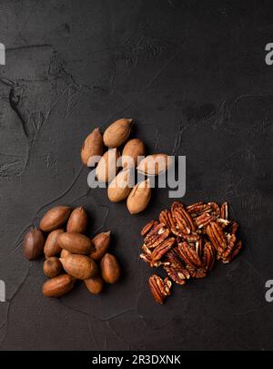 Pecan nuts with nutshell. Background pattern Stock Photo - Alamy