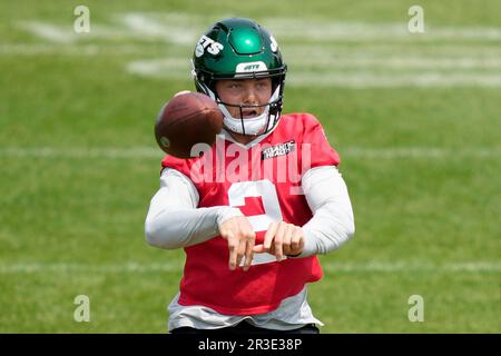 New York Jets quarterback Zack Wilson performs drills at the NFL ...
