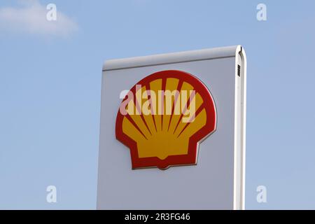 Sign And Logo Of A Shell Filling Station Stock Photo - Alamy