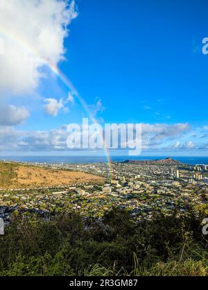 Tantalus Lookout on Round Top drive overlooking Moana on Oahu, Hawaii ...