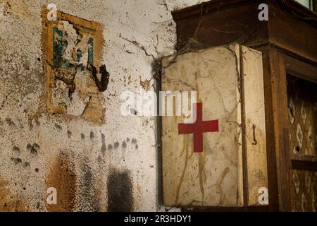 Old first aid kit among the cobwebs Stock Photo - Alamy