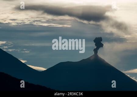 fumarola sobre el volcan Acatenango,Guatemala, Central America Stock ...