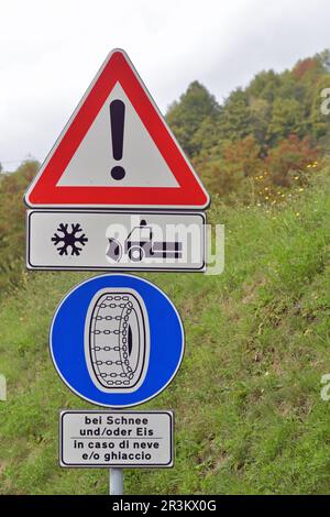 Road sign Snow chains compulsory Stock Photo - Alamy