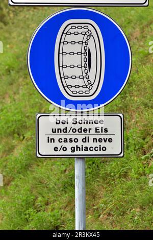 Traffic sign Snow chains compulsory Stock Photo - Alamy