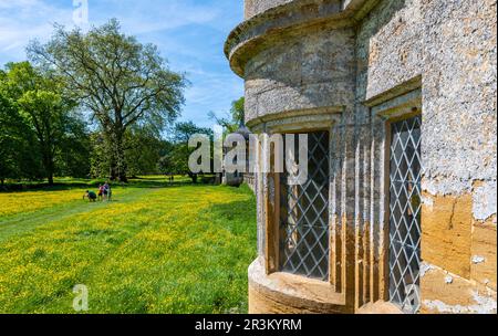 Montacute, UK. Sunday 21 May 2023. Inside an empty garden folly at ...