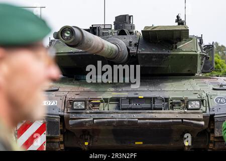 Pfreimd, Germany. 24th May, 2023. A Leopard II A6 main battle tank of Panzer Battalion 104 ...