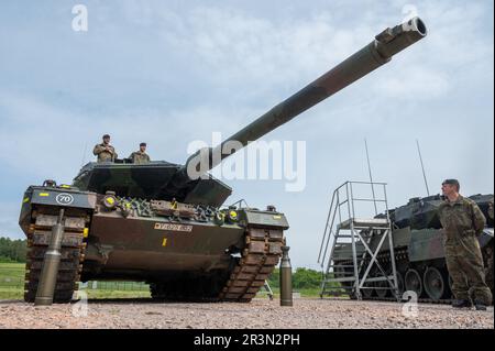 Leopard 2 A6 main battle tank in NATO camouflage Stock Photo - Alamy