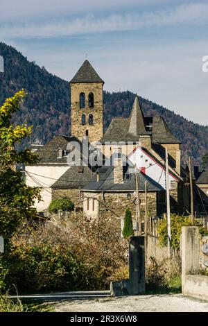 Vilamos, valle de Aran, Catlunya, cordillera de los Pirineos, Spain ...