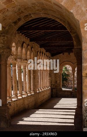 Arcaded gallery of semicircular arches on paired columns Stock Photo ...