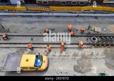 25 May 2023, Saxony, Leipzig: A concrete mixer delivers the concrete ...