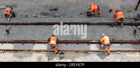 25 May 2023, Saxony, Leipzig: A concrete mixer delivers the concrete ...