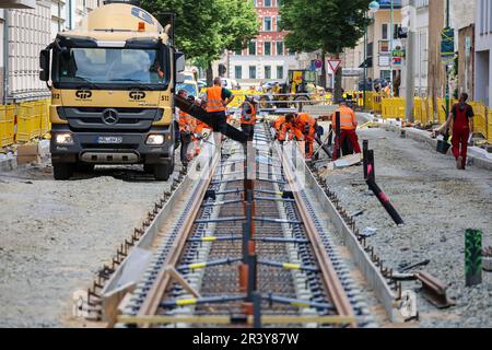 25 May 2023, Saxony, Leipzig: A concrete mixer delivers the concrete ...