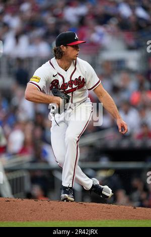 Atlanta Braves starting pitcher Dylan Dodd works against the ...