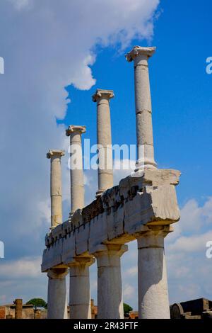 Italy, Italia, Pompeii, column remains Stock Photo - Alamy