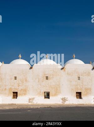White-washed wall and Dome roof, Al Qubaib Mosque, Doha, Qatar Stock ...