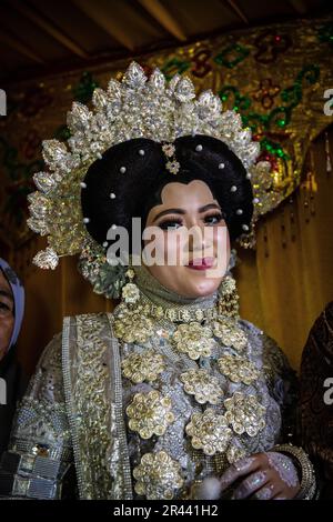 Traditional costumes during a bugis weeding in Sulawesi, Indonesia ...