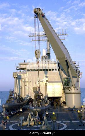 US Navy SBU-20 deployes RHIB from HMAS Kanimbla Stock Photo - Alamy