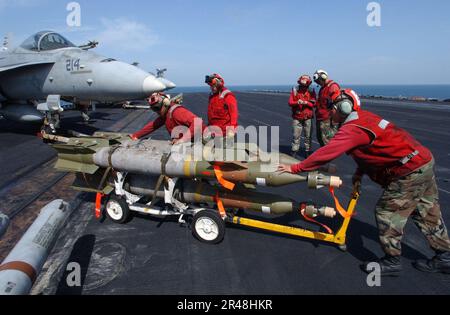 US Navy Loading bombs on aircraft at sea Stock Photo - Alamy
