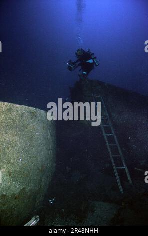 US Navy USS Monitor's turret is loaded onto a barge Stock Photo - Alamy
