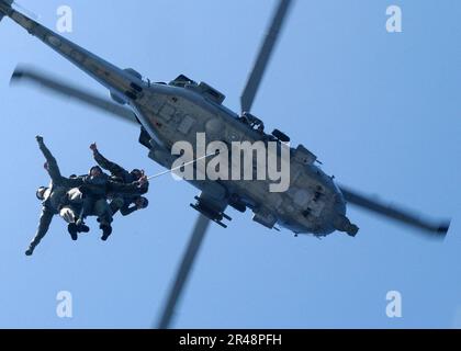 US Navy HS-4 practices SPIE rigging aboard USS Abraham Lincoln Stock ...