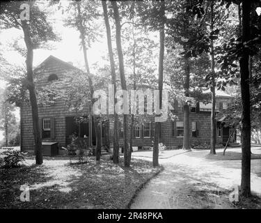 Exterior view of house, end view, Mrs. Robert Hoe, Jr., Port Washington ...