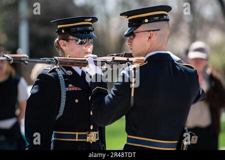 Tomb guards from the 3d U.S. Infantry Regiment (The Old Guard) conduct ...