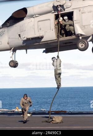 US Navy Fast roping by EOD personnel Stock Photo - Alamy