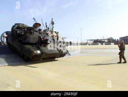 US Navy M1A1 tank off-loads from LCAC Stock Photo - Alamy