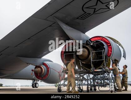 Aircraft propulsion technicians with the 6th Aircraft Maintenance ...